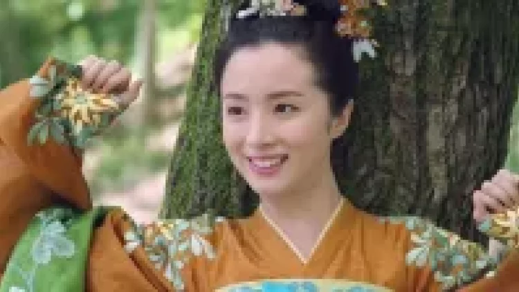 妃子靠着树挠痒痒,皇上一回头,妃子尴尬:我小时候喜欢这么玩!