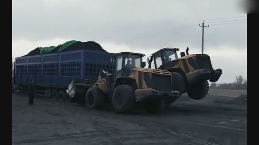 三轴大货车载重230吨,两辆铲车都推不动,上路有安全性可言吗?