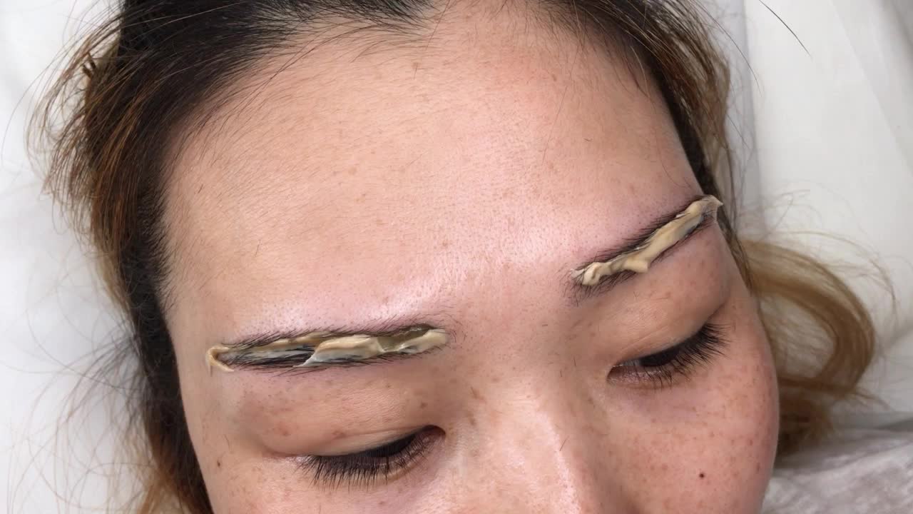 纹绣纹眉操作前的舒缓膏使用手法展示,半永久自学基础视频分享