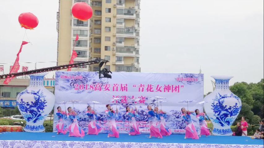优雅的伞舞表演《旗袍美人》香躯柔柔舞台秀,笑意盈盈抬酥脚