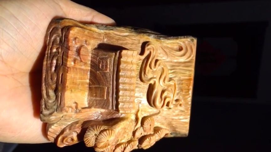 百年琥珀木,一电磨,一磨牙机,做出炊烟袅袅的乡野人家笔筒。