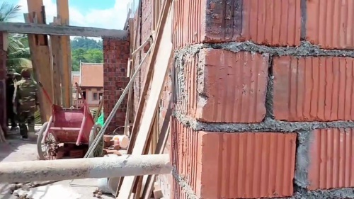 还有三个柱子模板没有关好,下午准备浇筑构造柱混凝土