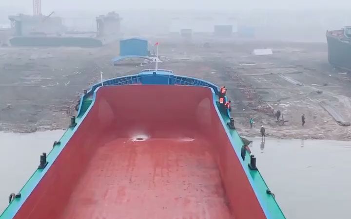 人在船上,船在水上,水在无尽上。船离岸,三短声表示(正在后退或者使用...