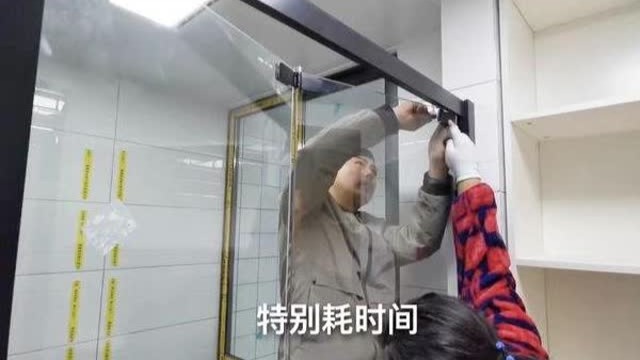 .卫生间淋浴区空间较小,安装折叠式玻璃隔断.
