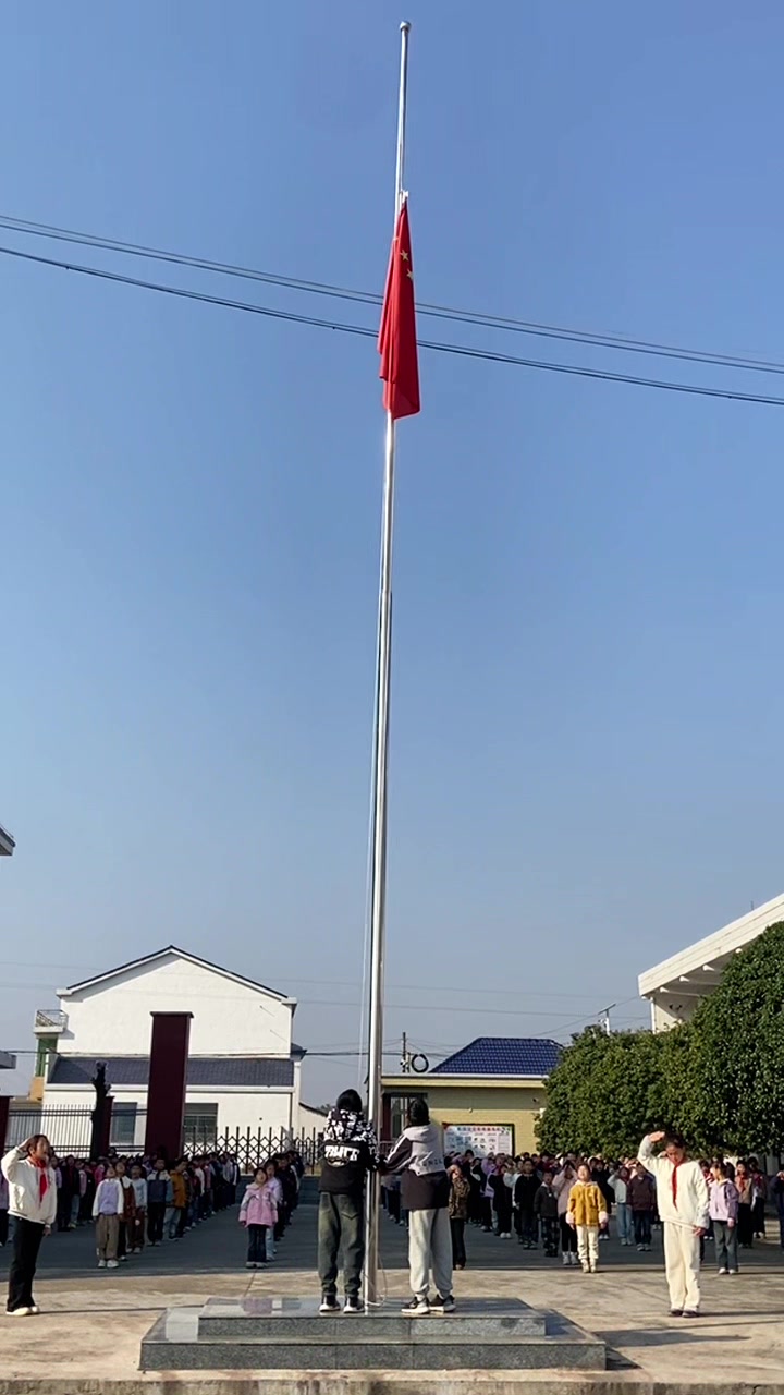 升旗仪式:升国旗,唱国歌。#星期一升旗仪式