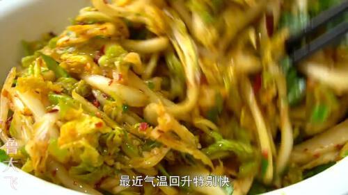 以后娃娃菜就这样吃了,不用炒也不炖,香辣脆嫩,做一顿够吃一周