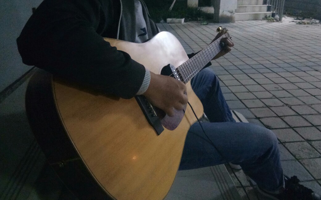 当木吉他接上电吉他失真效果~~感觉要炸!