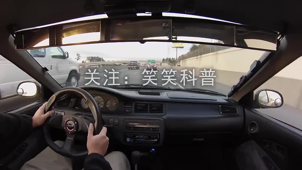 手动挡汽车刹车时,要不要先踩下离合器?