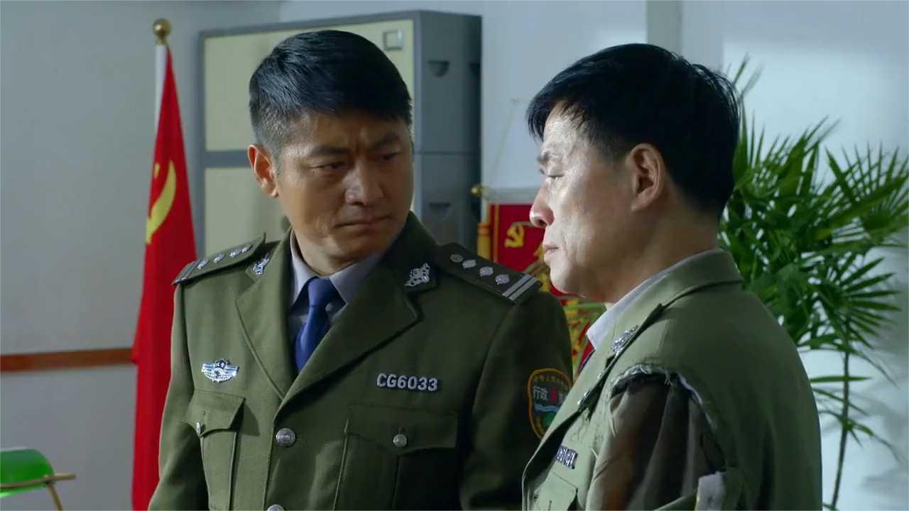 老头违规摆摊碰见城管,太不讲理,局长客观处理