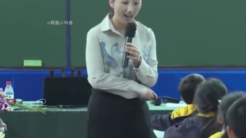 来自特级教师的压迫感!鸡皮疙瘩都起来了,拿的不是话筒而是武器