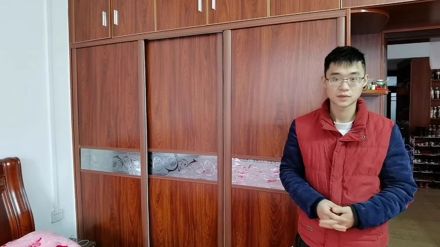 主卧室内置卫生间,如何完美隐藏?巧用定制衣柜解决,你会了吗?