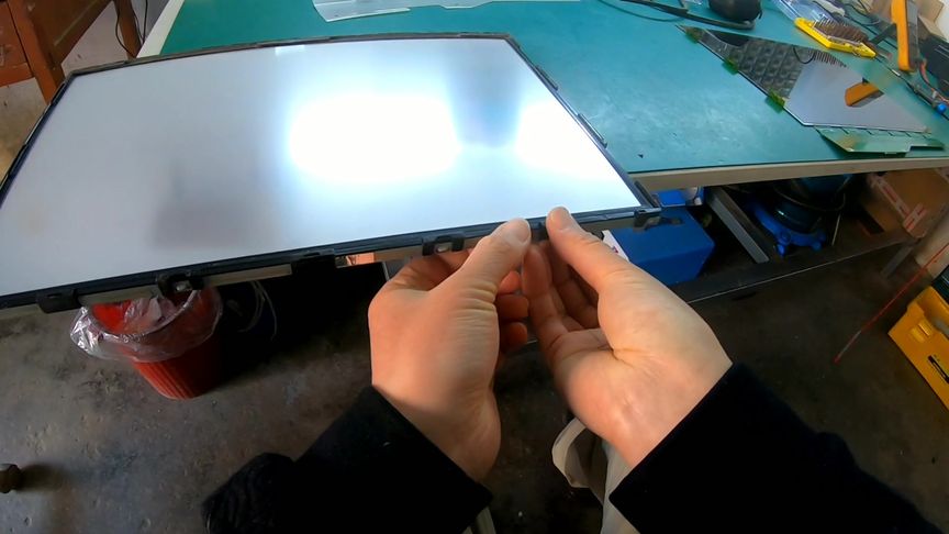 AOC 919SW+显示器灯管老化拆屏维修,拆屏是个细致的活