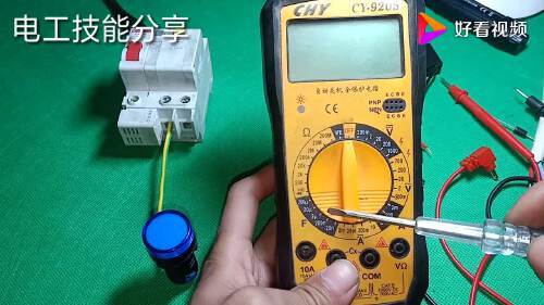 初学电工不会用万用表怎么办?电工师傅一个一个档位演示教给你