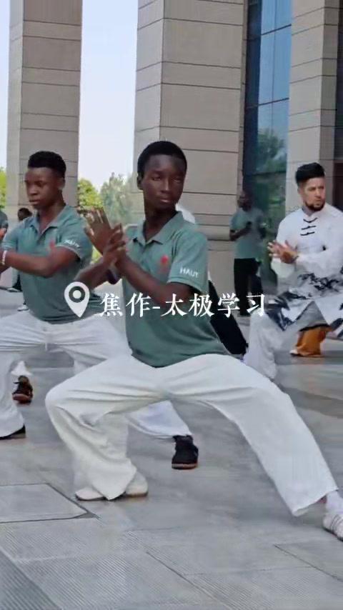 ...越来越多的外国人士对中国传统文化感兴趣,保护传承、融入教育、...