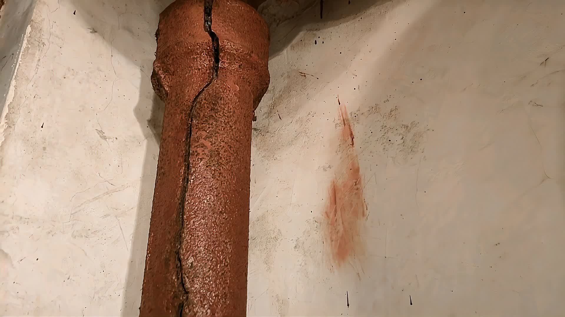 .铸铁排水管破裂漏水.