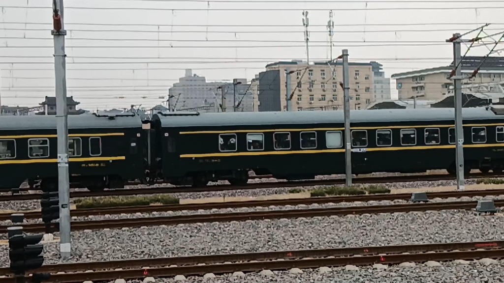 HXD1D牵引Z164次列车(上海—拉萨)进西安站