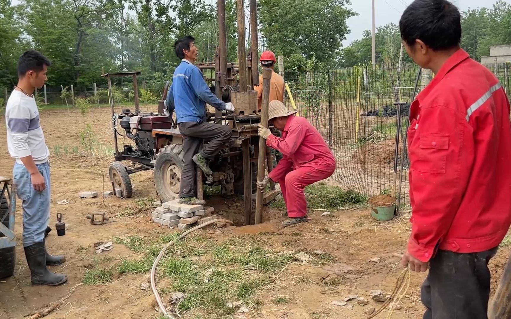 今天师傅过来打水井,钻了18米深花了多少钱?以后用水方便了