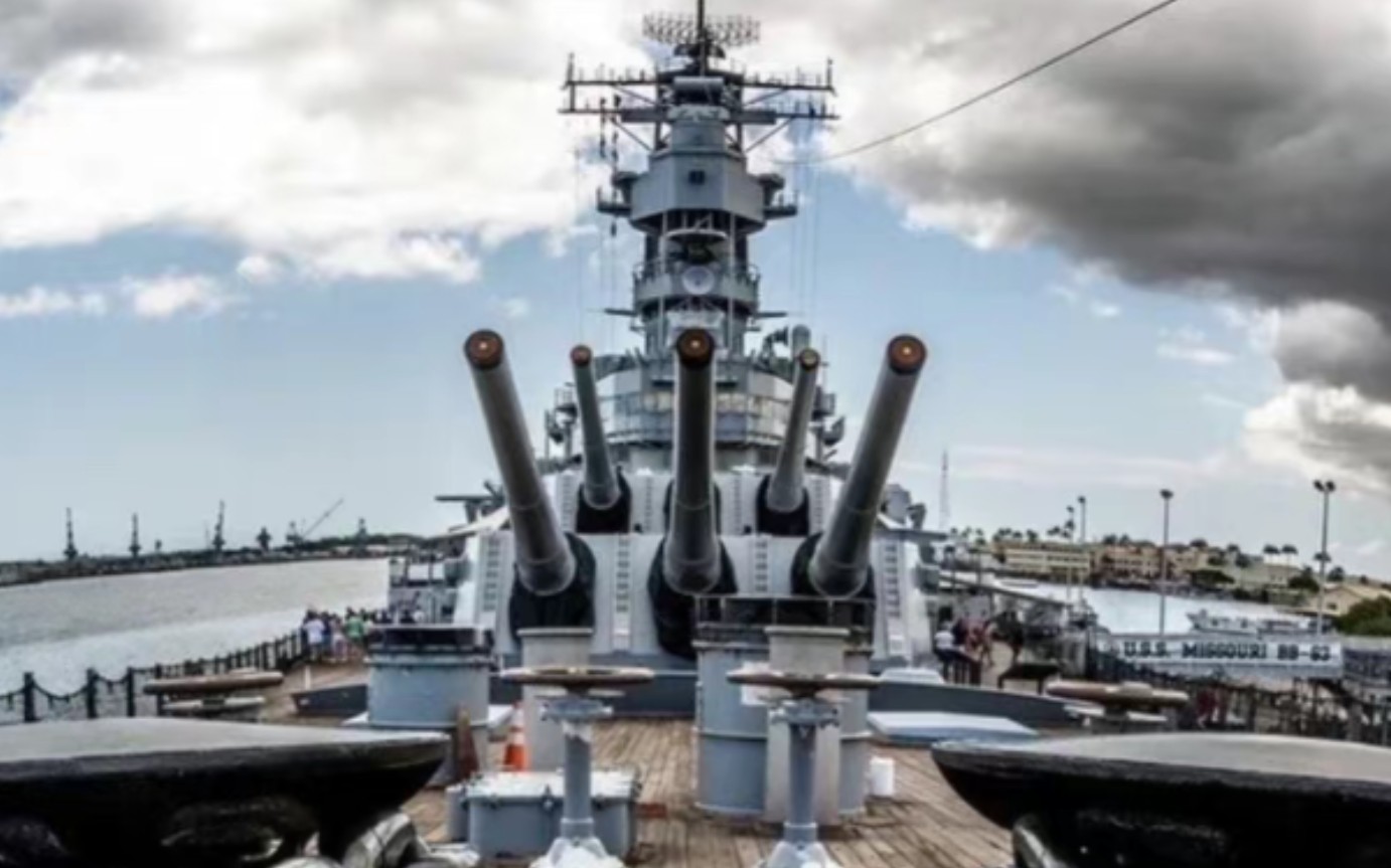 【历史影像】全舰开火中的密苏里号战列舰