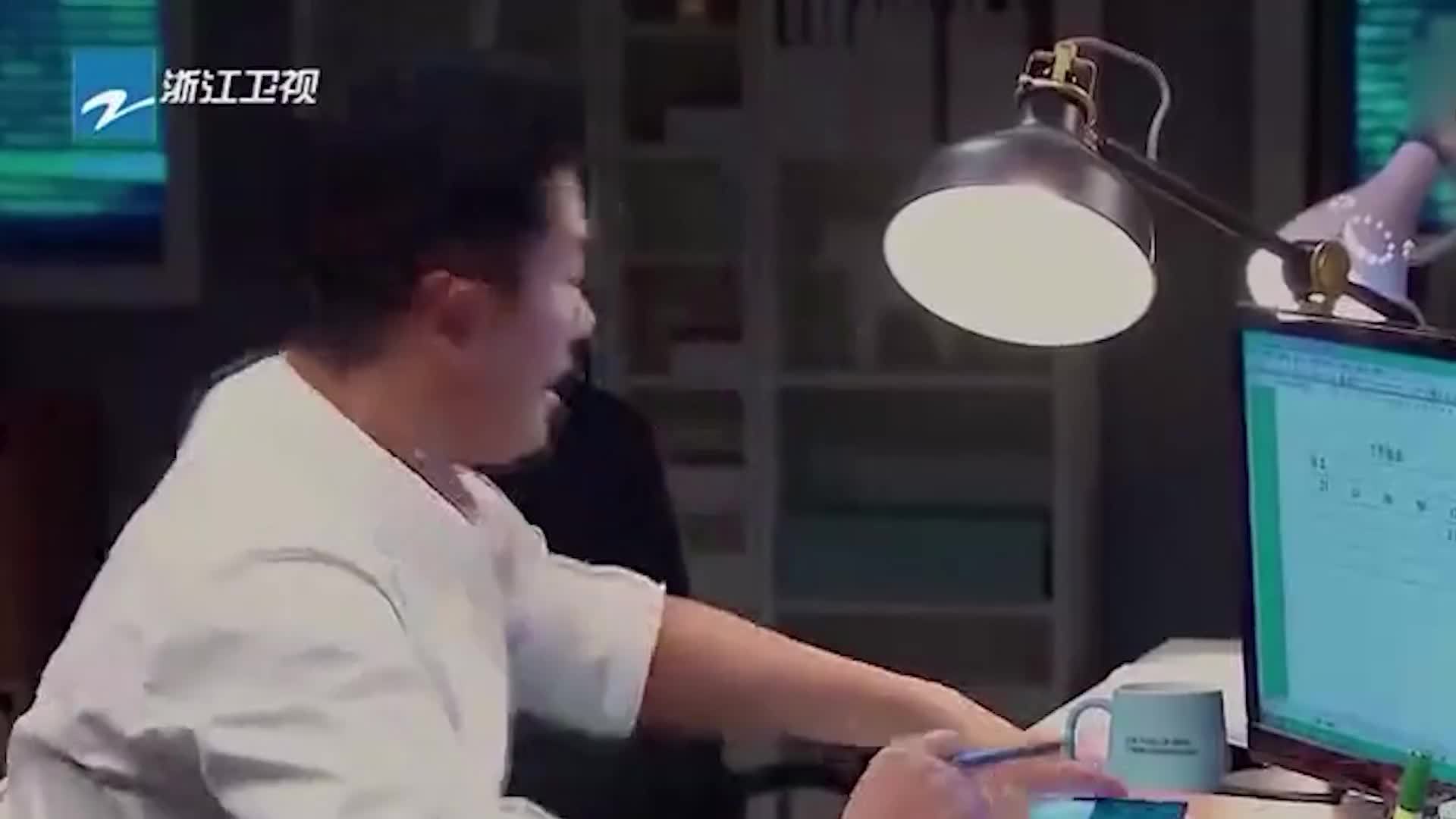 吴京被曝使用苹果手机,微博后缀带有苹果,被网友质疑...
