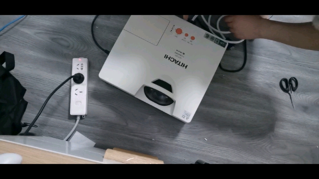 三百块钱买了二手日立投影仪,看看效果