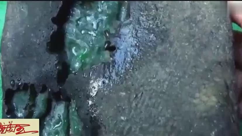 高手挖深五公分而大涨的翡翠原石,眼睛辣不辣?