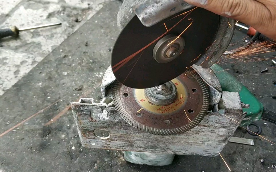 切割机螺丝为什么这么难拆?工具哥告诉你几招相当实用的办法