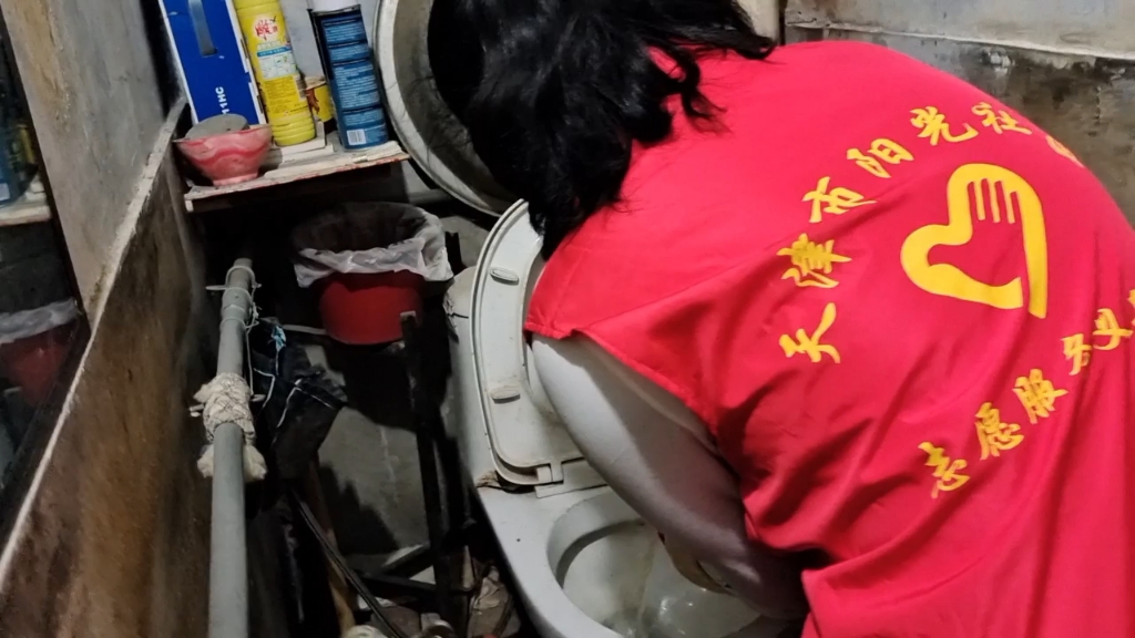 今天上午阳光社区义工队志愿者到社区为重残疾人及居民服务