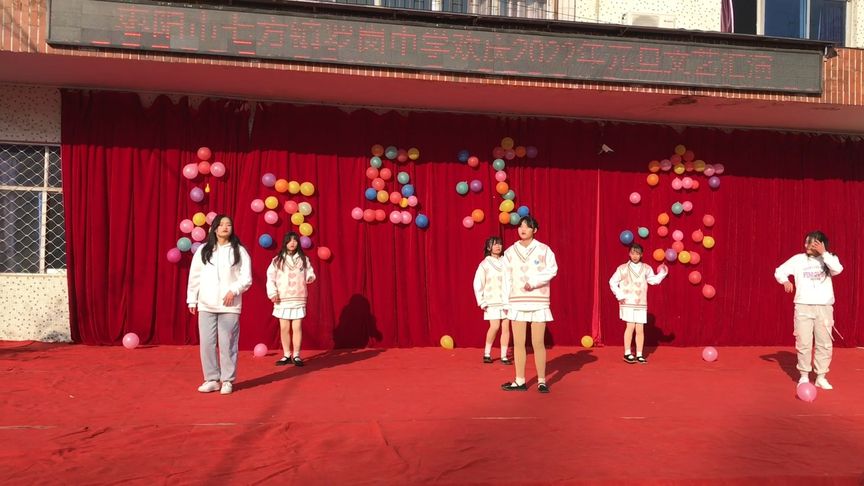 小学生们简单而精彩的舞蹈