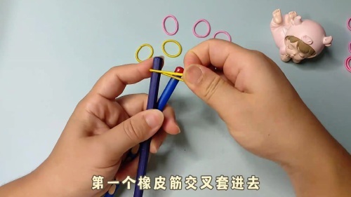手工编织手绳手链教程,用橡皮筋就能编织出好看的手链,做法简单