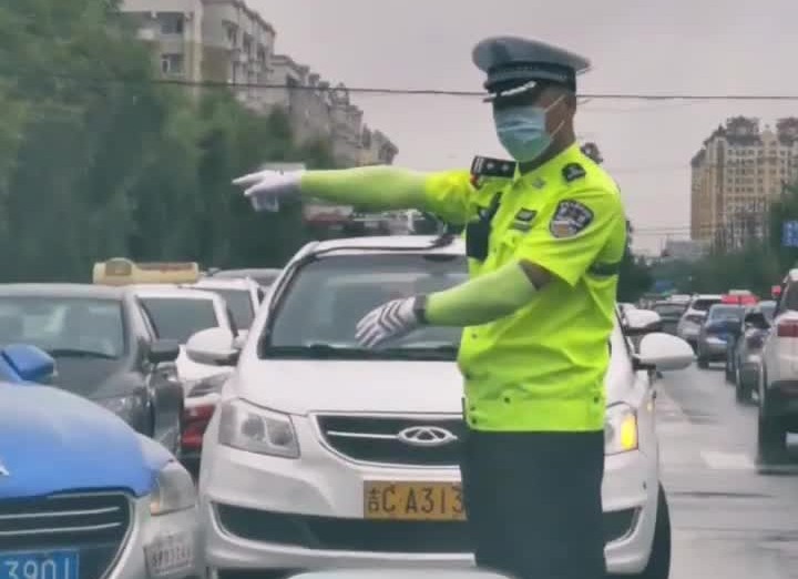 交警雨中指挥交通,举手投足间尽显芭蕾气息,网友:我要和他共舞