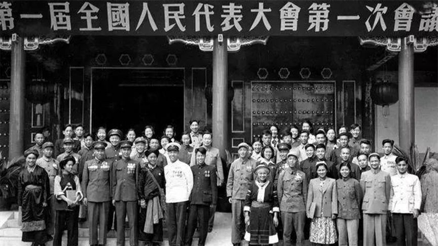 第一届全国人民代表大会,毛主席全票当选国家主席,场景令人难忘