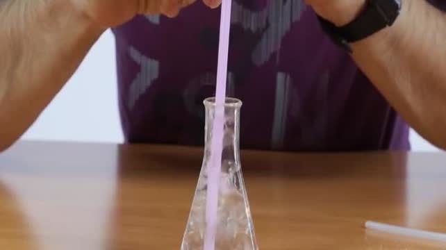 小伙子制作二氧化碳实验,还真是有趣好玩啊