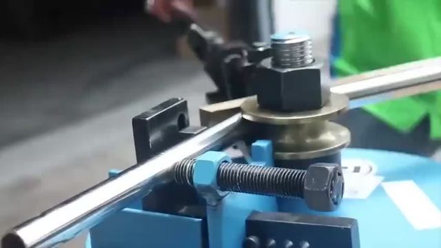 牛人:男子自制手动弯管机,方便又实用,这脑袋太聪明了