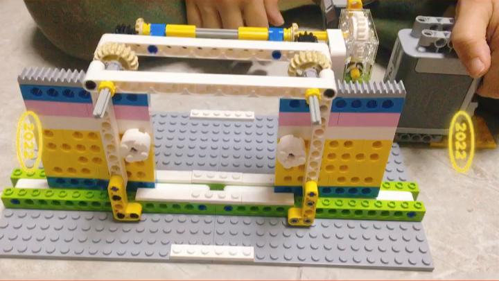 自动开合门,造型简单,滑动有一点小波折,需要用电机驱动。