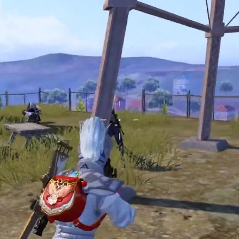 #和平精英 紧急呼救器的2个隐藏玩法,躲在里面堪比隐身!