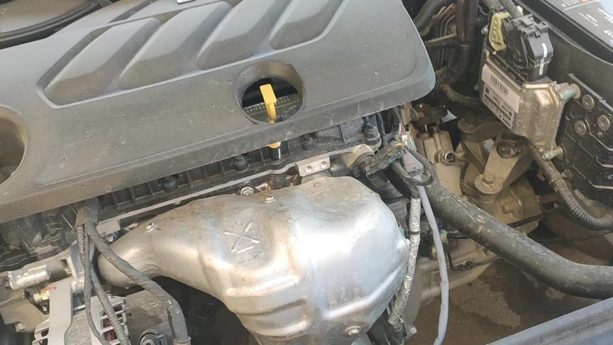 把荣威i5引擎盖打开 然后启动汽车听听这声音 你们觉得大不大呢