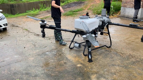 大疆农用无人机,在果园试飞行,村民都来围观