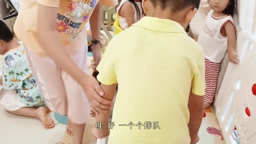 宝宝学会排队和小朋友们玩滑滑梯