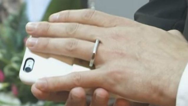 支付宝已更新实名认证很重要;美国一小伙与手机结婚[喂你播]