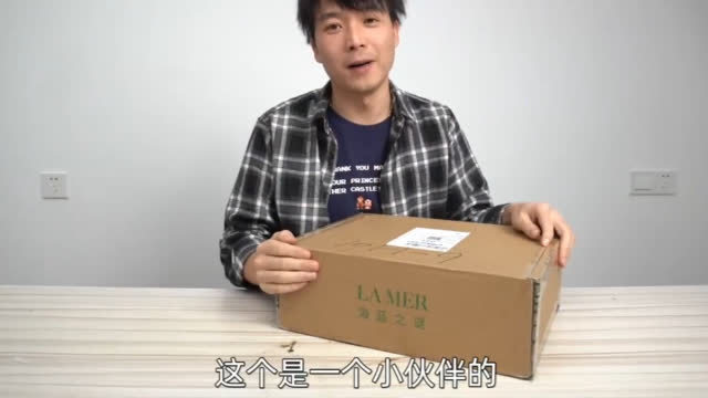 高端化妆品"海蓝之谜",1900元15克,包装高大上