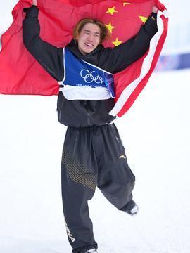 祝贺!夺冠后,苏翊鸣身披国旗欢呼大喊