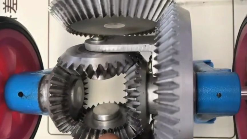 汽车后桥差速器原理终于知道汽车可以一个车轮转,另一个车轮卡住