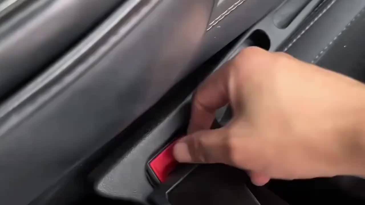 安全带卡扣容易磕碰B柱内饰,刮花以后很丑,推荐装上这套硅胶保护套,...