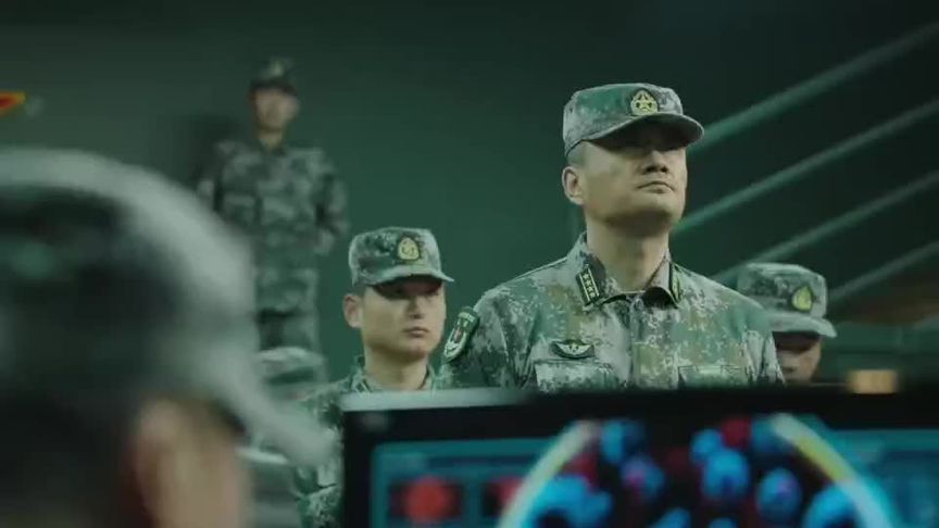 为保证坦克降落,空降员冒险切开缠绕的降落伞