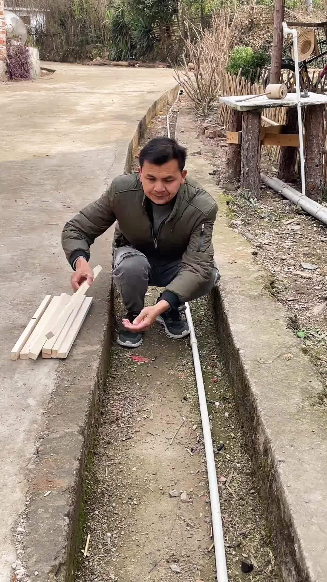 用九根木棍搭桥这视频火了。不用一钉一铆搭桥