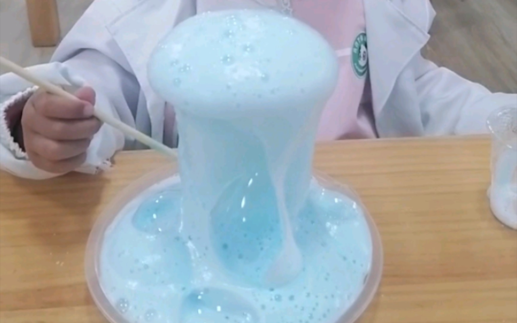 小班科学实验《大象牙膏》