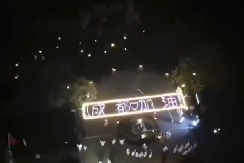 很上头!疫情居家隔空开花式中秋晚会:灯光配尖叫,K歌配慢摇