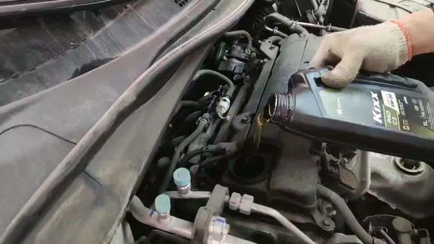 本田XRV保养换机油,原装进口全合成机油