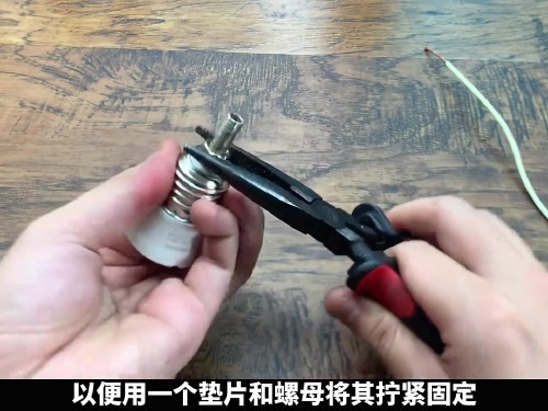 自制简易导电装置:利用废旧灯头与轮胎气嘴的蓄电池连接方案