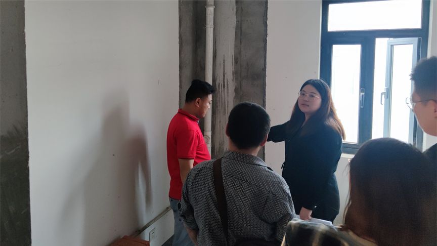 快来跟随易路荣昕成君设计师去东方庭院进行水电前期交底(^_−)☆